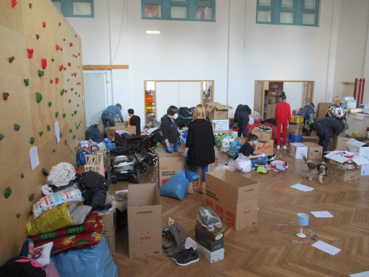 Wir sortieren und verpacken die Spenden - KITA Schatzkiste