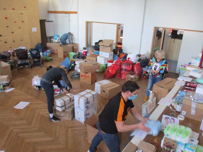 Wir sortieren und verpacken die Spenden - KITA Schatzkiste